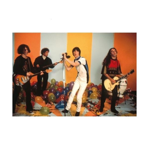 1987年のデビューアルバム『Sonic Flower Groove』から2016年の『Chaosmosi』までの全11枚のオリジナル・スタジオ・アルバムから名曲・シングル群など30曲に加えて、名コンピ『C86』にも収録された初期の名曲「V...