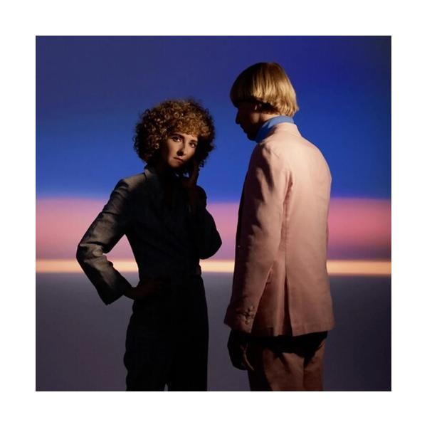 コロラド州デンバーの夫婦デュオ、Tennisによる5枚目のフル・アルバムがUS[Mutually Detrimental]からリリース！セルフプロデュースの本作は、デンバーのホームスタジオとメキシコのコルテス海の4ヶ月間の航海旅行の間に書か...