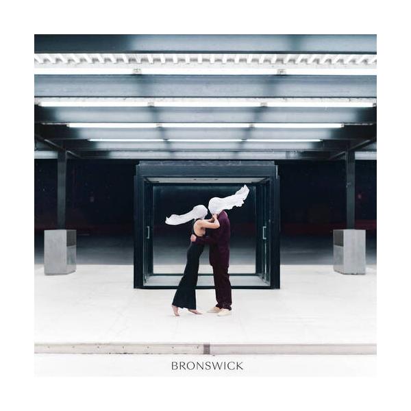 2015年と2016年に発表したEPがじわじわとモントリオール・シーンで人気を呼んだシンセ・ポップ・デュオ、Bronswickによる待望のデビュー・アルバム！フランス語で歌われる男女ボーカルとメロウ・シンセ・サウンドを軸に、バレアリック〜ダ...
