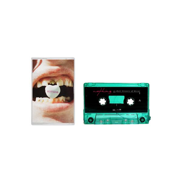 USフィラデルフィア出身、ハードコアからシューゲイズへ発展し人気を誇るNothingの5作目となるアルバム『a short history of decay』は、Run For Cover Recordsからの初リリース。バンドのキャリアを...