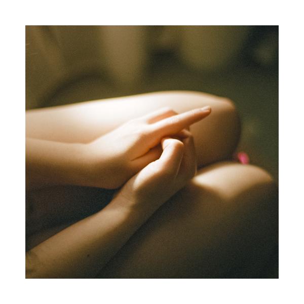 1stアルバム『LUST』でのデビューから10周年を目前に、これまでにリリースした作品群からアンセミックなシンセ・ポップ、シューゲイズ、アンビエント・エレクトロニカに至るまで端正に選曲した12曲入りのコンピレーションがリリース！TRACKL...