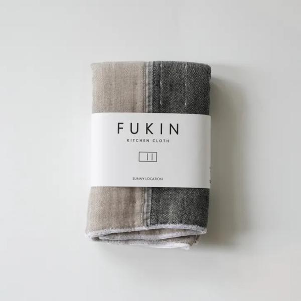 大阪の泉州地方で生産している６重ガーゼフキン.キッチンクロスとしてタオルやハンカチとして、吸水性抜群の「フキン」です。異なる糸の太さで、層によって織りかたを変えた６層のガーゼ生地。 織り上がった生地を洗いにかけて縮ませているのでふっくらとし...