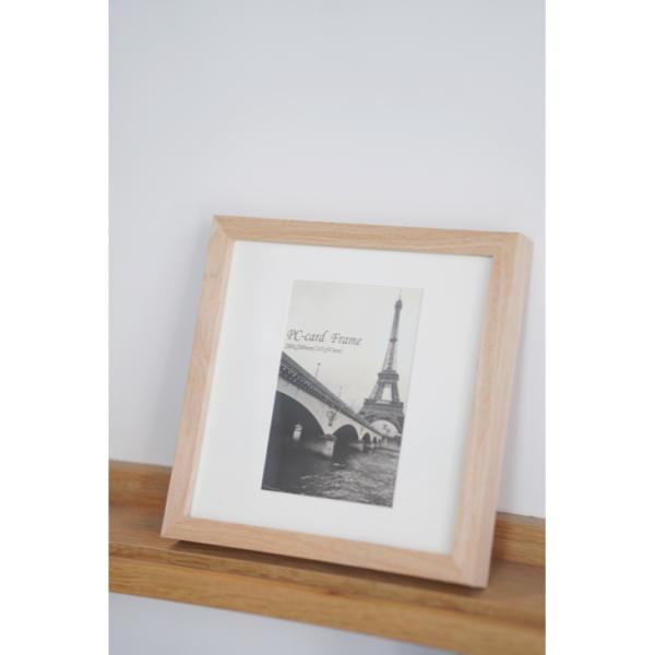 高級なツキ板を使った家具調フレームです。飾る場所を選ばないオーソドックスなデザインです。信頼のメイドイン・ジャパンです。◆正方形額縁◆200x200mmのサイズがピッタリはいります ハガキサイズ窓穴のマット付き 　◆天然木(フレーム部分)・...