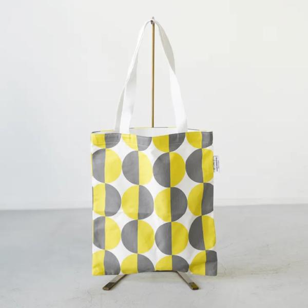 1946年から続く、スウェーデンにおいて最も古いテキスタイル・メーカーの一つ、FROSO HANDTRYCK（フローソ・ハンドトリック）。デザイナー、Karin Mannerstalによるカラフルなレインドロップ柄が、シンプルでかわいいトー...