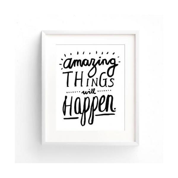 オーストラリア南の都市、メルボルンから、スタイリッシュなタイポグラフィが入荷。愛と幸福をテーマにした作品を多数手掛けており、作品に込められた言葉は、刺激や喜びを与えてくれます。こちらは、シンプルなモノクロで「Amazing things w...