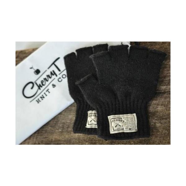 CherryT Knit &amp; Co.は、カナダ・カルガリーを拠点とするニット・ブランド。ヴィンテージニットやアウトドアウェアを中心に、シンプルながら暖かみのあるアイテムを手がけています。Vanity Fair、Chatelaine ...
