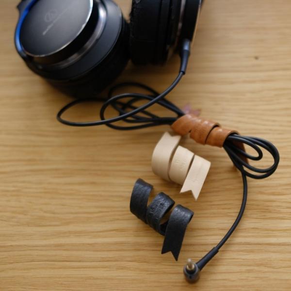 レザーの間に針金が挟み込まれており、自由に曲げることが出来ます。イヤホンやモバイルバッテリーなど、PC/スマートフォン周辺のコードをまとめるのに便利です。曲げ方の工夫で、スマートフォン・スタンドとしてもお使いいただけます。製造国 : JAP...