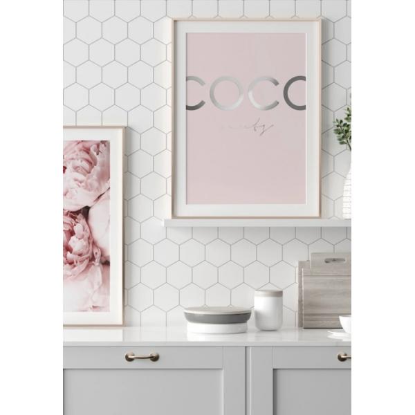 ポーランドを拠点に活動するグラフィック・チーム、Glam Postersは箔押しやホログラフィーを使った特殊ポスターやアブストラクトなカラーペイントのアート、シンプルなモノクロ・コラージュなど、USやUKを中心に取り扱われています。「Jew...