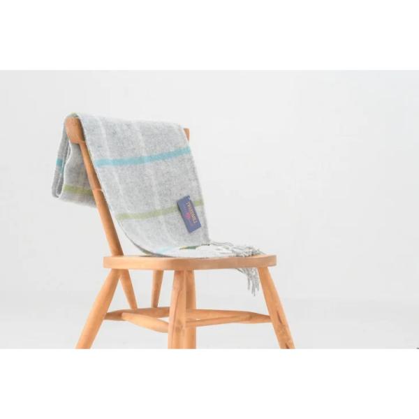 スコットランドウールのラグメーカーとして、英国ウェールズを拠点に高品質なブランケット、ショール、スカーフなどを生産するTWEEDMILL。毛玉の出来にくい羊新毛100%を使用し、保温性・防寒性に優れたショール。しっかりと厚みがありますが、軽...