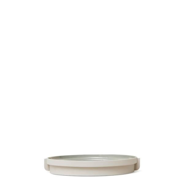 Form &amp; Refine（フォーム＆リファイン）はデンマークのデザインブランドで、素材、フォルム、サ ステナビリティを等しく称賛しています。世界中からピュアな素材を厳選し、熟練した技術によって作られた製品は、時間の経過を共に洗練さ...