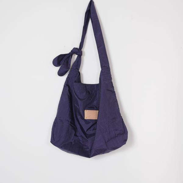 用途に合わせてお好みのスタイルで;持つ事ができる ナイロンバッガブルバッグ。 持ち手の長さは結び目を変えるだけなので斜めがけも可能。 ワンポイントに ID カードをモチーフにしたレザータグ。通常の内ポケット１つと鞄が収納できる巾着ポケット付...