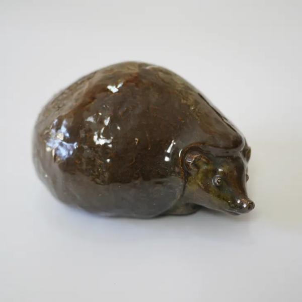 Jie Gantoftaなどに作品を制作していたErik Engqvistによる大きなハリネズミの置物。光沢のあるカーキ/カモフラージュグリーンのボディで、顔周りのディテールが美しく存在感たっぷりです。底面には名前の刻印があります。ヴィンテ...