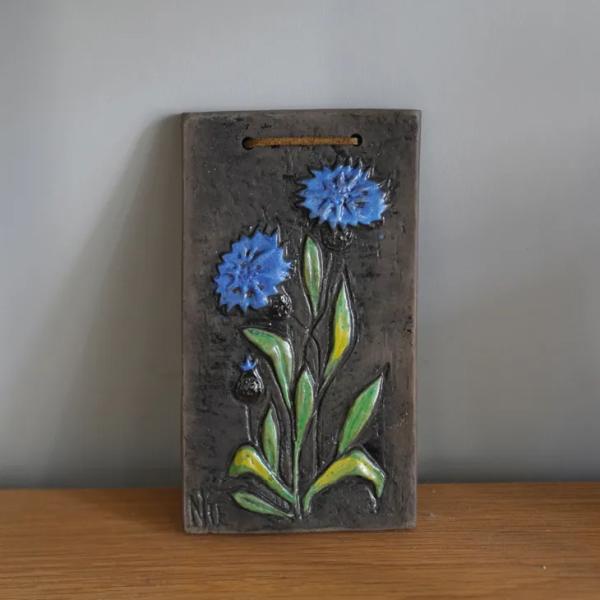 陶器作家、Ninnie Forsgrenが1960年代にスウェーデンのBromma Keramikで制作した陶板。北欧のナチュラルな自然風景を素材にしたセラミック作品を生み出した20世紀におけるスウェーデンを代表する陶芸デザイナーです。可憐...