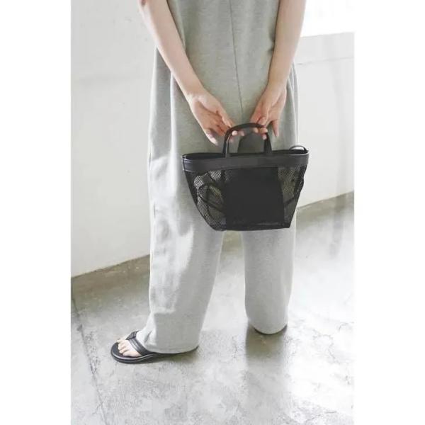 コーティングでハリを出したナイロンメッシュとレザーのミニトートバッグ。本体は軽く、コンパクトですが、マチがあるのでたくさん荷物が入ります。内部には釣りポケットがひとつ。コットンツイルの中袋が付いているので中身見えが気になる方にも安心してお使...