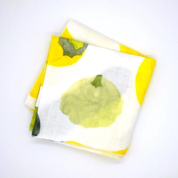 私たちの暮らしの中にある何気ないもの、かたち。その美しさや愛おしさを出発点にして、水彩絵の具や鉛筆など様々な画材を使って柄を描いています。色のにじみや線の揺らぎをそのまま生地にプリントした、繊細で軽やかな生地。肌触りの良いコットン100%の...