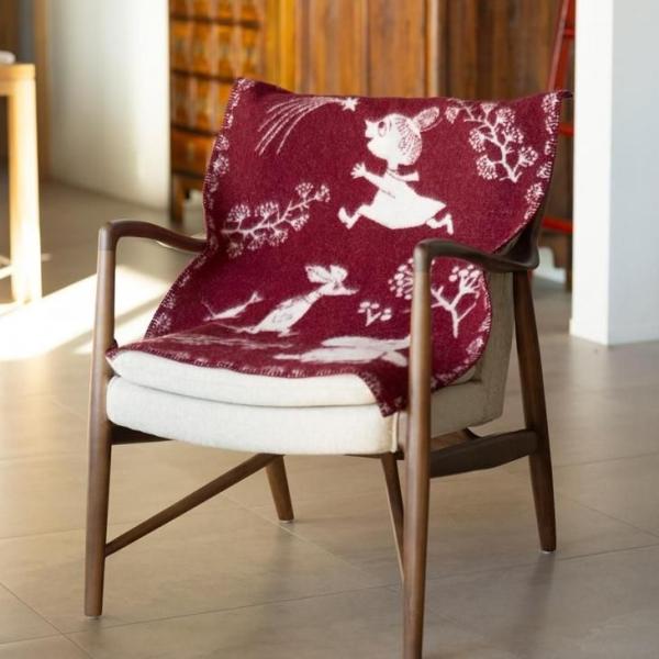 北欧の冬、凍てつく森のなかを元気に駆け回るムーミン谷の仲間たち。ヘリをぐるりと囲むように描かれた木の枝が、まるで繊細なレースのよう。プレゼントにもおすすめです。※サイズや重さは表記と異なることがございます。※お洗濯により縮む場合があります。...