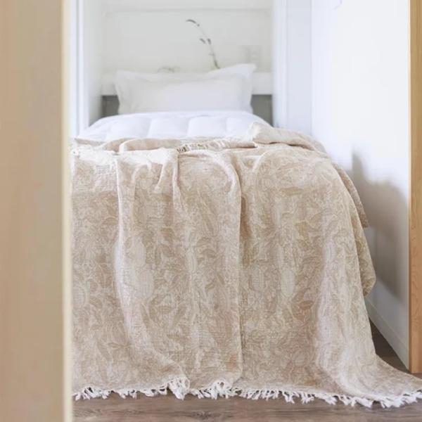 ウィリアム・モリスの芸術的なデザインとKLIPPANの熟練の技が溶け合う、心ときめくガーゼブランケットが届きました。新作は日本オリジナル。ザクロや柑橘類、葉や枝が複雑に絡み合う様子が、優雅に描き出される「フルーツ」は、モリスの代表作のひとつ...