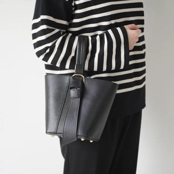 小さめでコロンとしたフォルムが可愛らしいミニ・レザー・ショルダー。ストラップを外してハンドバッグとしてもご利用いただけます。内側には仕切りポケット一つ。ミニポーチ付き。『 MARLON FIRENZE / マーロンフィレンツェ 』2015年...