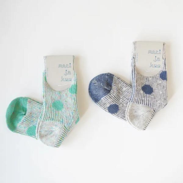 あえて内側にカラフルな絣のスラブ糸を入れてカラフルな色が点々と表面に混ざって見えるような編み方をしました。色の輪郭=イギリスの旅=点在する色。隣り合う色。色で描いた記憶の中のカタチ。シンプルながらも、色や素材の組み合わせで変化する靴下たち。...