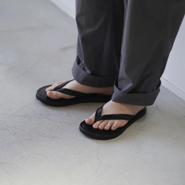 真夏にぴったりのアセテート素材を使用。シルクのような上品な光沢と滑らかな肌触りが魅力です。革は、アメリカシカゴにあるオーウィン社が製造するクロムエクセル。約110年前に開発された昔ながらの技術と製法を使用したオリジナルのプルアップレザーです...