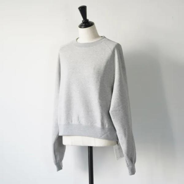 90年代アメリカのオールドスウェットを復刻、変形ラグランスリーブや筒二本縫製、袖と裾口のバルーンシルエットなど、当時らしいディテールを再現しました。一方で、現代的な要素として着丈をやや短めに設定し、全体をミニマムでクリーンな表情に仕上げてい...