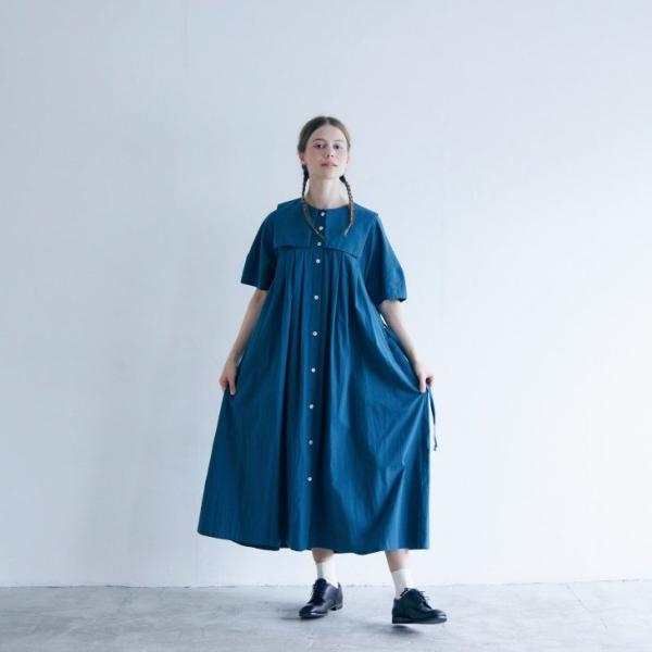 ハンカチのような四角い襟と、胸元に規則正しく配したタックにより、礼儀正しさと厳かな雰囲気を与えてくれるワンピース。生地を贅沢に使用しているため、程よくボリューム感があります。お袖はややバルーンのように丸みを帯びた切り替えで構成しており、すっ...