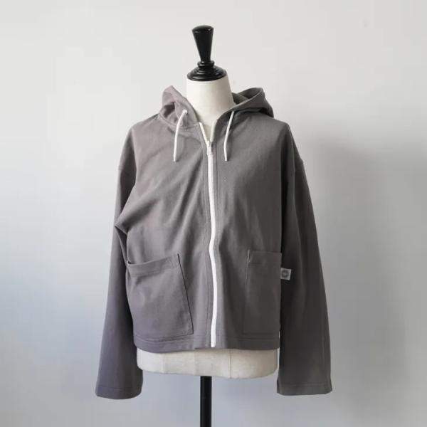 ゆとりある身幅と袖が特徴のフード付きフロントジップジャケット。セーラーイメージのパッチポケットと、ボックスシルエットが特徴のアイテムです。20/- PARALLELED OPEN END YARN JERSEY20番単糸の空紡糸を2本引き揃...