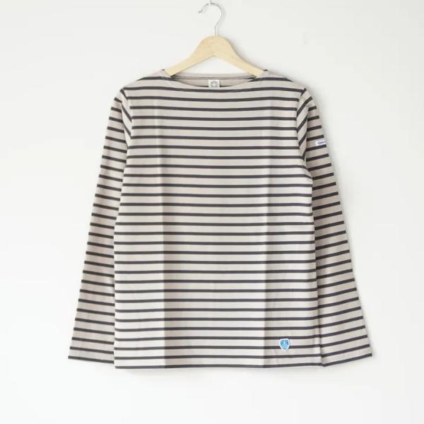 柔らかい天竺素材は1枚でも心地よく、抑えめの身幅でタックインスタイルにも、インナーにも使いやすいアイテム。秋立ち上がりは勿論、シーズンレスに活躍するロングスリーブのカットソーです。40番手のコーマコットン糸を双糸にした天竺編みのカットソー素...