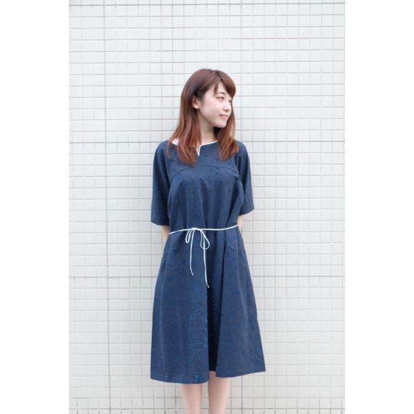 今季のテーマを代表する、こころの奥にしまわれた原風景をパッチワークのようにつないだ“memoryscapes”様々な風景やモチーフをフロッキープリントで表現しています。ヨーク切り替えのワンピースは襟元のベルベットパイピングがアクセントに。胸...