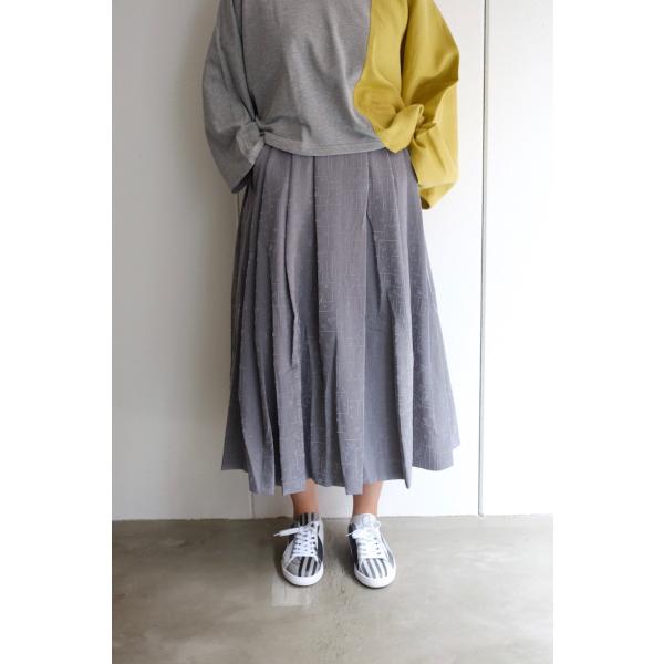 今季のテーマを代表する、こころの奥にしまわれた原風景をパッチワークのようにつないだ“memoryscapes”様々な風景やモチーフをフロッキープリントで表現しています。タックをたっぷりととった、ボリュームのあるスカート。両脇のポケットで機能...