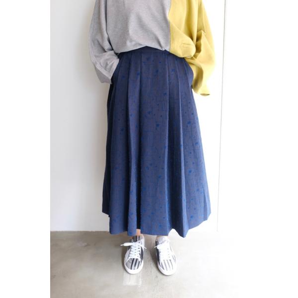 今季のテーマを代表する、こころの奥にしまわれた原風景をパッチワークのようにつないだ“memoryscapes”様々な風景やモチーフをフロッキープリントで表現しています。タックをたっぷりととった、ボリュームのあるスカート。両脇のポケットで機能...