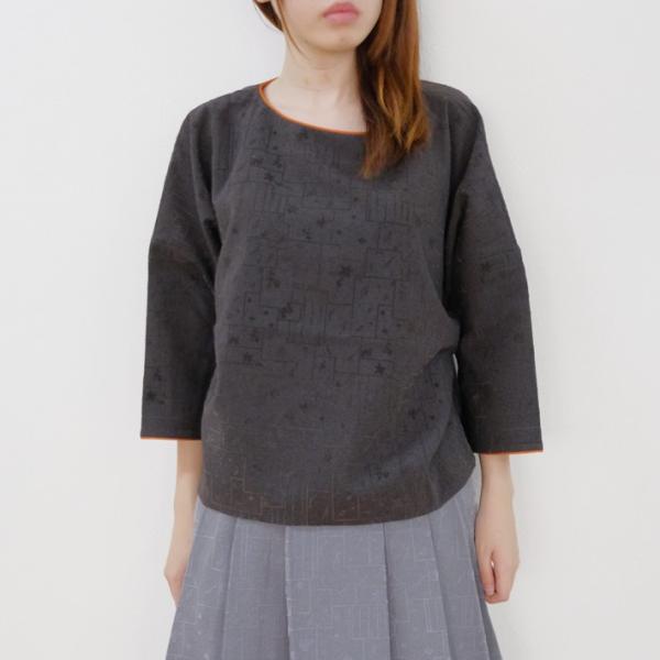 心の奥にしまわれた原風景をパッチワークのように繋いだ“memoryscapes” 様々な風景やモチーフをフロッキープリントで表現しています。 衿元と袖にパイピングを施し、アクセントになっています。 製造国： JAPANブランド名：rikol...