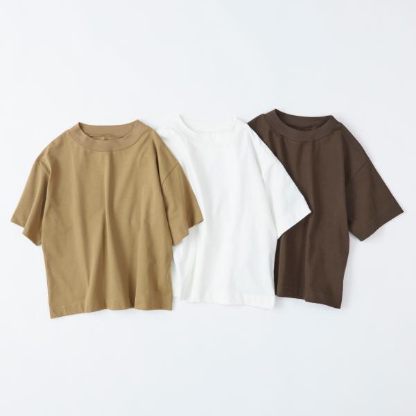 度詰で程よい厚みとハリ感のあるコットンニット生地を使用したTシャツです。伸縮の良いフライス生地を使用した、太い襟ぐり部分がポイントです。身幅と袖をワイドに仕上げ、着脱しやすく風通りが良いので、暑い夏におすすめの1点です。※写真1の左がベージ...