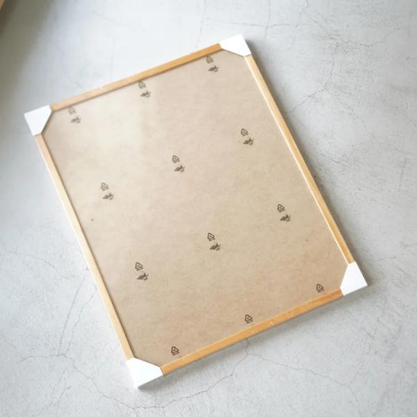 WANDKINDはドイツ・リューネンを拠点とし、子供向けのウォールアートやデコレーション、壁紙、ステッカー、おもちゃなどをクリエイトするブランド。IKEAにもデザインを提供しています。WANDKINDのフレームはリアルウッドを使った端正なポ...