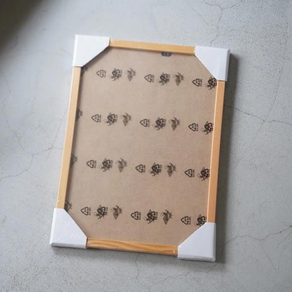 WANDKINDはドイツ・リューネンを拠点とし、子供向けのウォールアートやデコレーション、壁紙、ステッカー、おもちゃなどをクリエイトするブランド。IKEAにもデザインを提供しています。WANDKINDのフレームはリアルウッドを使った端正なポ...