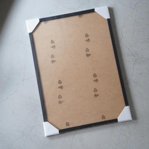 WANDKINDはドイツ・リューネンを拠点とし、子供向けのウォールアートやデコレーション、壁紙、ステッカー、おもちゃなどをクリエイトするブランド。IKEAにもデザインを提供しています。WANDKINDのフレームはリアルウッドを使った端正なポ...