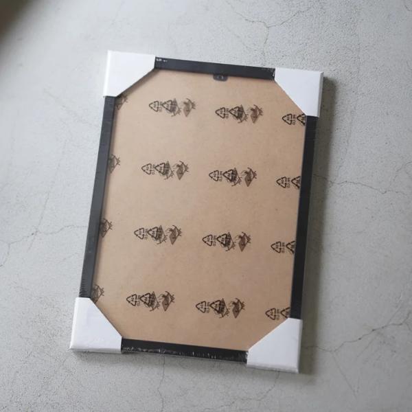 WANDKINDはドイツ・リューネンを拠点とし、子供向けのウォールアートやデコレーション、壁紙、ステッカー、おもちゃなどをクリエイトするブランド。IKEAにもデザインを提供しています。WANDKINDのフレームはリアルウッドを使った端正なポ...