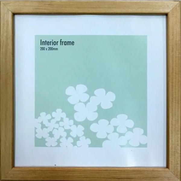 天然木を使ったやさしいカラーのフレームです。飾る場所を選ばないオーソドックスなデザインです。◆正方形額縁◆200x200mmのサイズがピッタリはいります　◆天然木(フレーム部分)・プラスティック(PET)入り(表面・作品保護面)　◆日本製　...