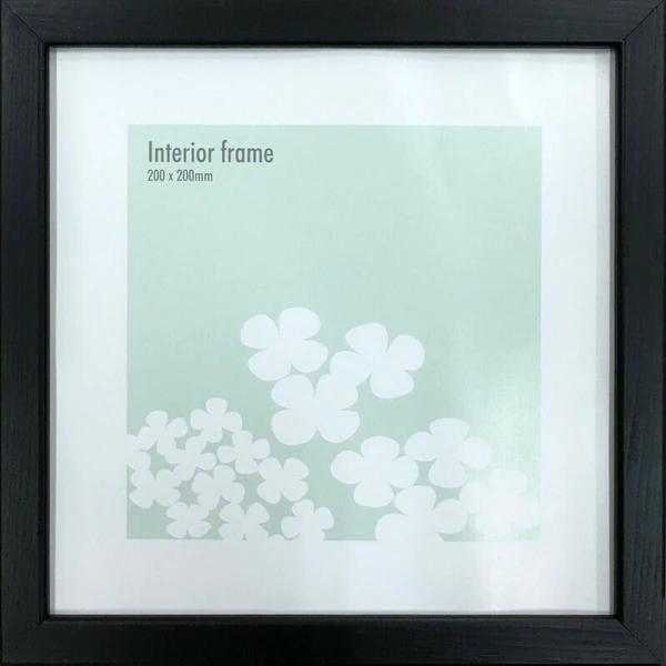 天然木を使ったやさしいカラーのフレームです。飾る場所を選ばないオーソドックスなデザインです。◆正方形額縁◆200x200mmのサイズがピッタリはいります　◆天然木(フレーム部分)・プラスティック(PET)入り(表面・作品保護面)　◆日本製　...