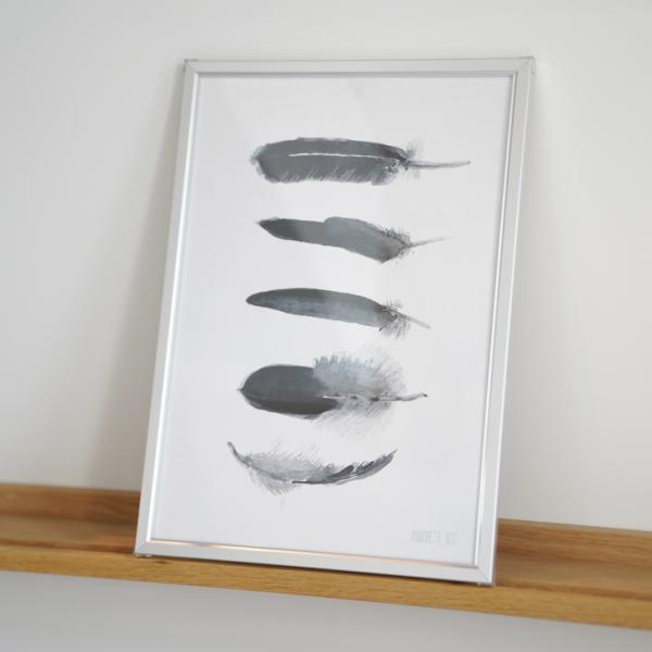 お気に入りポスターを飾るのに最適な、アルミ製のシンプルなポスターフレームです。フレーム裏側のトンボを回転させるだけで、作品の入替えが簡単に出来ます。壁掛け用の紐付き。【商品詳細】製造国： JAPANブランド名：ART PRINT JAPAN...