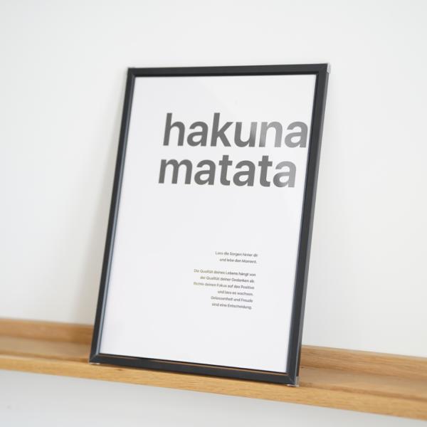 シンプルなアルミパネルのA2ポスターフレーム！お気に入りポスターを飾るのに最適な、アルミ製のシンプルなポスターフレームです。フレーム裏側のトンボを回転させるだけで、作品の入替えが簡単に出来ます。壁掛け用の紐付き。【商品詳細】製造国： JAP...