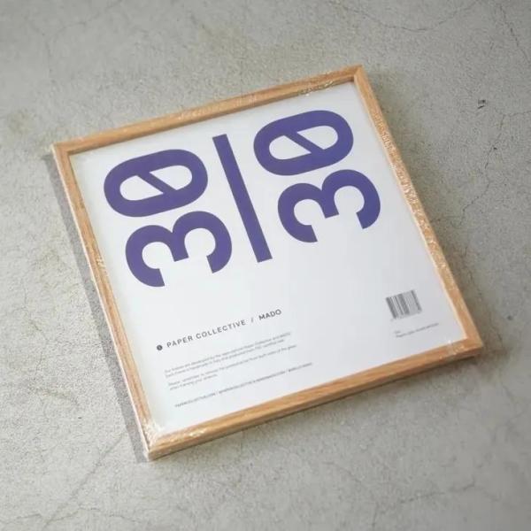 ポスターも人気のPAPER COLLECTIVEのよるイタリア製造のウッドフレーム。30x30cmの正方形サイズ。背面のフックをマイナスドライバーなどで持ち上げて、壁面のビスに引っ掛ける仕様となっています。【商品詳細】製造国：ITALYブラ...