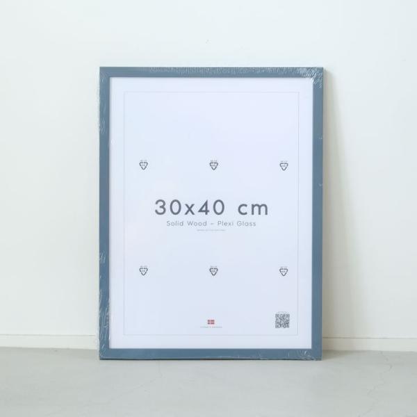 PSTR studioが手がけたイタリア/デンマーク製造のウッドフレーム。背面のフックをマイナスドライバーなどで持ち上げて、壁面のビスに引っ掛ける仕様となっています。フレームのアクリルガラスには両面に保護シールがついておりますので、 はがし...