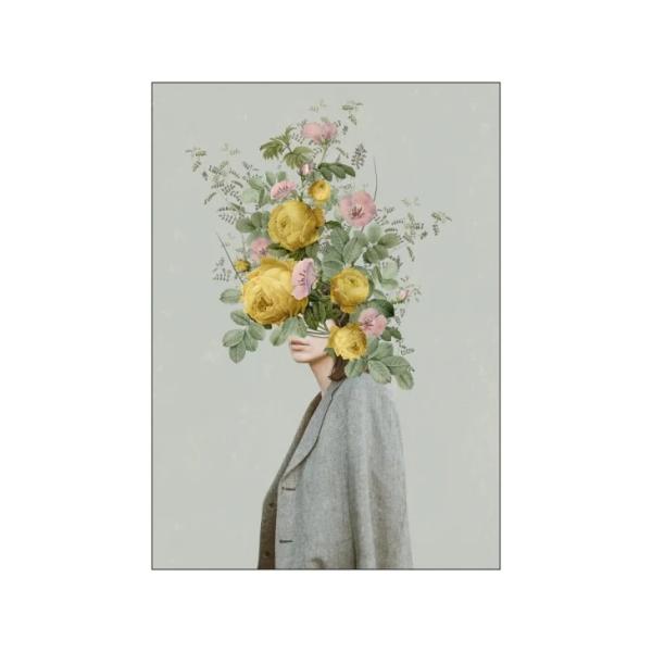 ブレザーを着た女性の魅惑的なポートレートです。顔の半分は黄色とピンクの花の鮮やかな花束で覆われており、ポスターの上部まで伸びています。【商品詳細】製造国: DENMARKブランド名: Frida Floral Studio素材: high ...