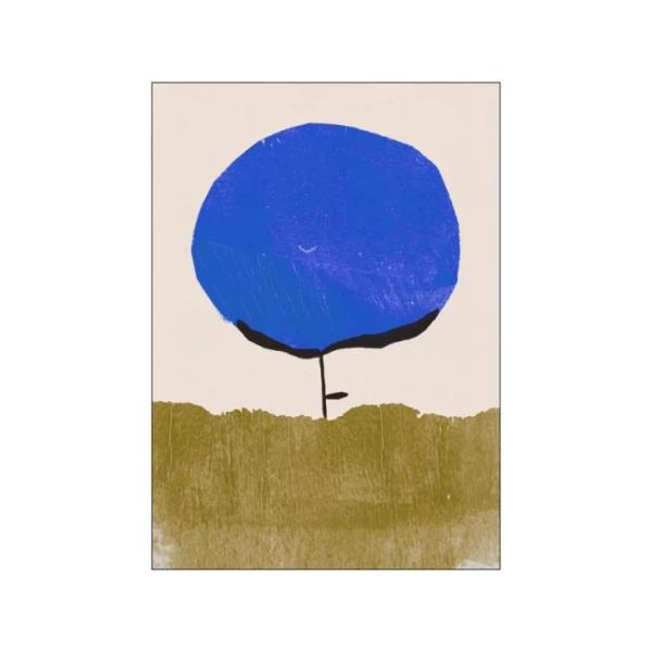 アリサ・ガリツィナの「青い花」のポスターには、黒い茎に青い円が描かれた魅惑的な花のポートレートが描かれています。茎の下にある中性茶色の斑点は土壌を表しています。【商品詳細】製造国：DENMARKブランド名：Alisa Galitsyna素材...