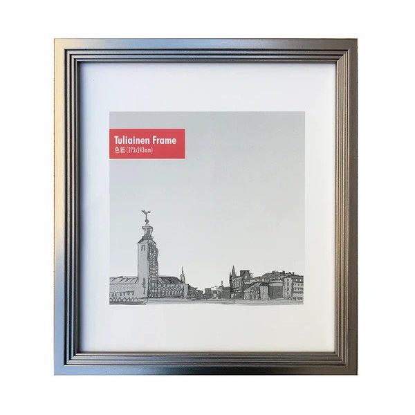 光沢があり高級感のあるフレームです。内側に階段のようなデザインはモダンなインテリアの中にアクセントを与えます。信頼のメイドイン・ジャパンです。 付属品：ヒモ◆色紙用額縁◆一般的な色紙(272x242mm)がピッタリはいります◆シンプルデザイ...