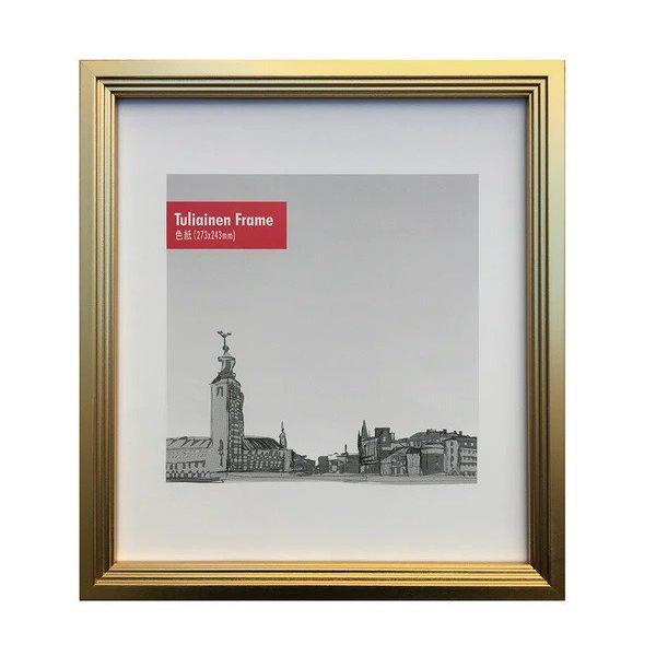 光沢があり高級感のあるフレームです。内側に階段のようなデザインはモダンなインテリアの中にアクセントを与えます。信頼のメイドイン・ジャパンです。 付属品：ヒモ◆色紙用額縁◆一般的な色紙(272x242mm)がピッタリはいります◆シンプルデザイ...