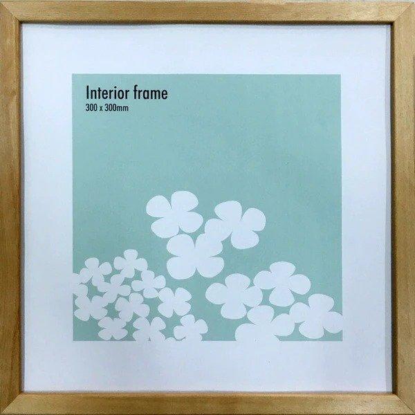 天然木を使ったやさしいカラーのフレームです。飾る場所を選ばないオーソドックスなデザインです。 付属品：ヒモ◆正方形額縁◆300x300mmのサイズがピッタリ入ります (200x200mm)◆シンプルデザイン　◆樹脂製(フレーム部分)・プラス...