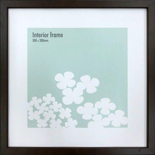 天然木を使ったやさしいカラーのフレームです。飾る場所を選ばないオーソドックスなデザインです。 付属品：ヒモ◆正方形額縁◆300x300mmのサイズがピッタリ入ります (200x200mm)◆シンプルデザイン　◆樹脂製(フレーム部分)・プラス...