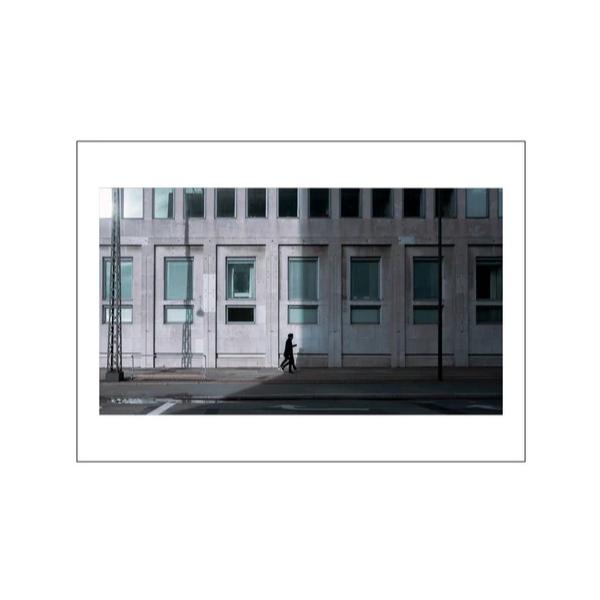 Kasper Christiansenは人々、場所、経験を探求しています。行為と行為の間の行為を観察し、時間、空間、人々の中でほんの一瞬に起こる物語を描きます。自分自身を映し出すことができる、感情的な物語のある状況や動機を探しています。特別...